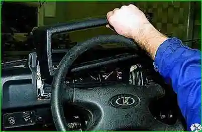 How to remove the instrument cluster of a VAZ-2121